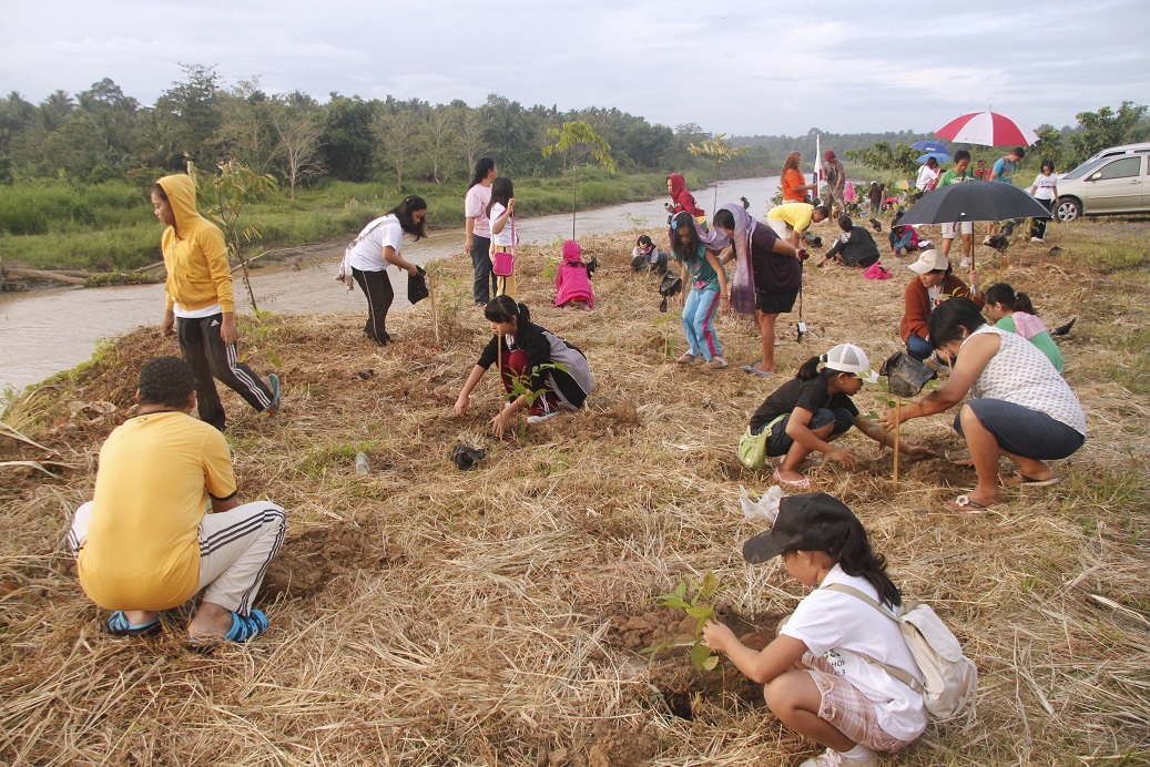 eARThfest participants plant 300 trees in Tagum - Davao Eagle Online
